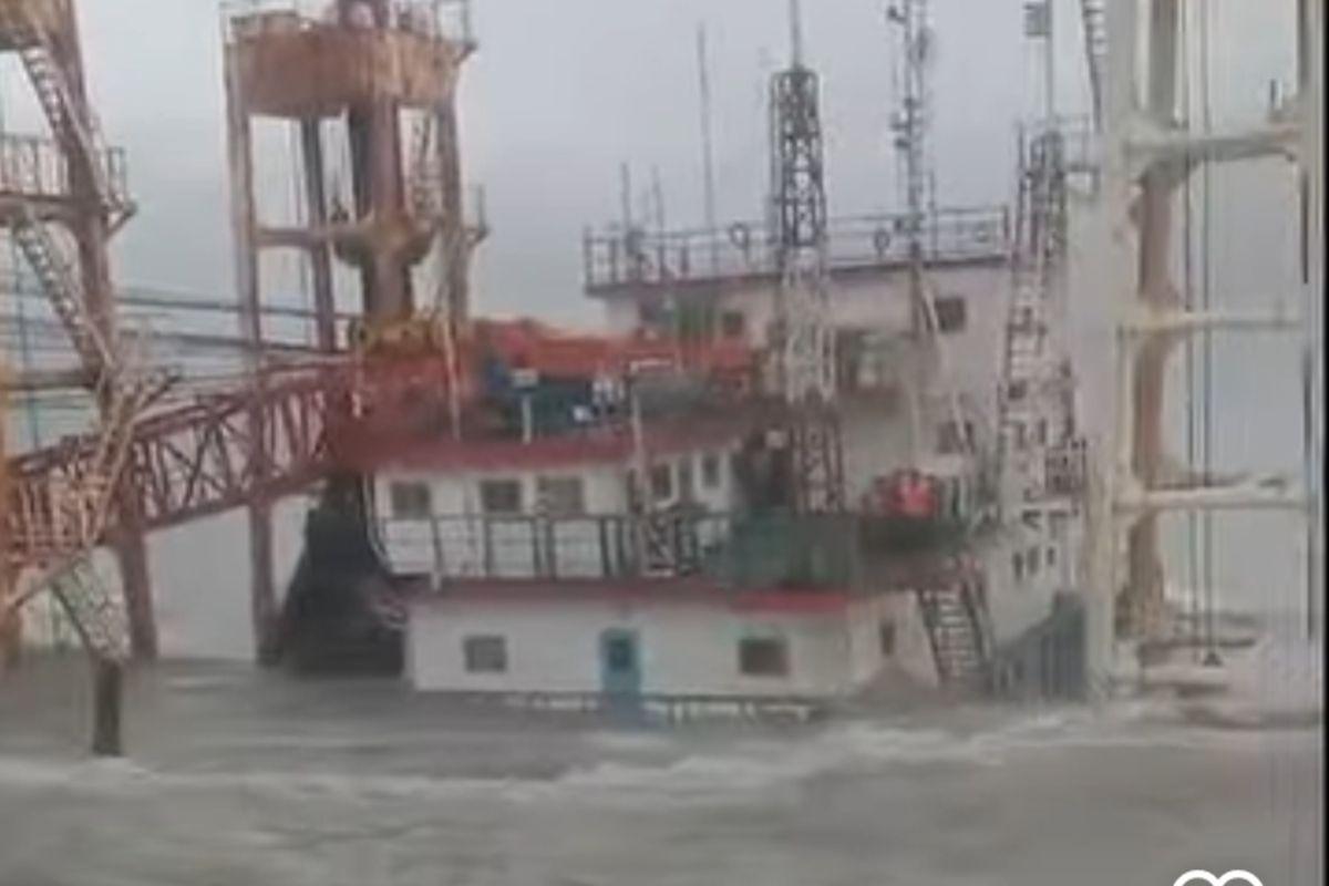 Cuaca Buruk, 3 Kapal Kandas di Perairan Pelabuhan Tanjung Emas Semarang