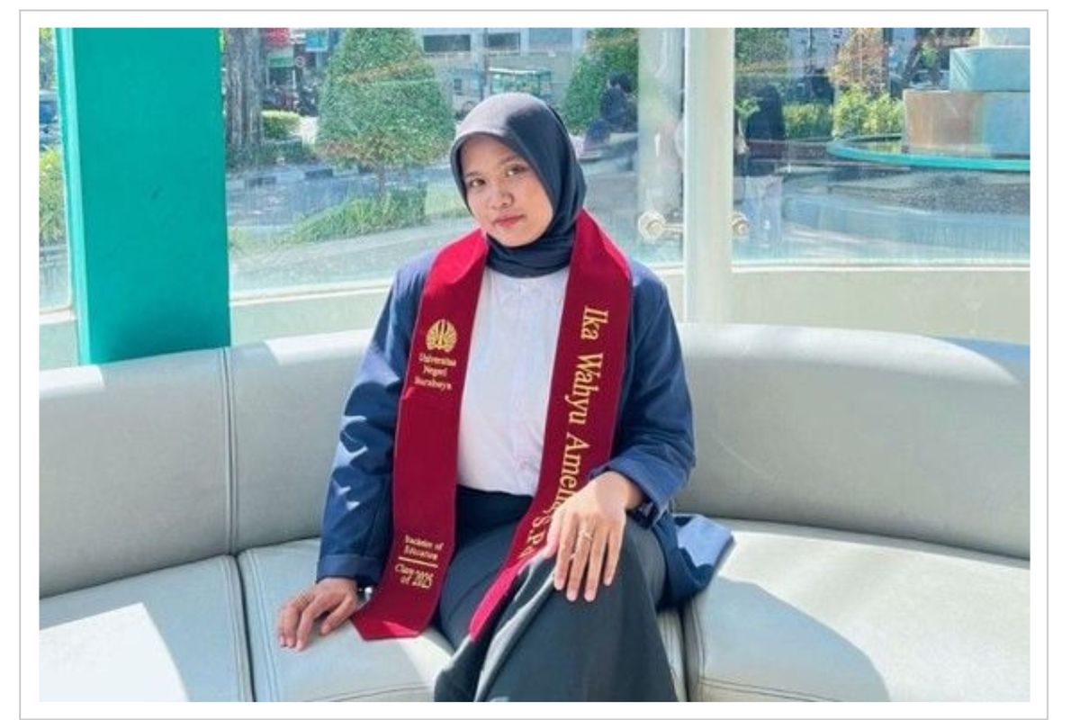 Kisah Ika, Anak Pekerja Pabrik Jadi Wisudawan Terbaik Unesa Raih IPK 3,93