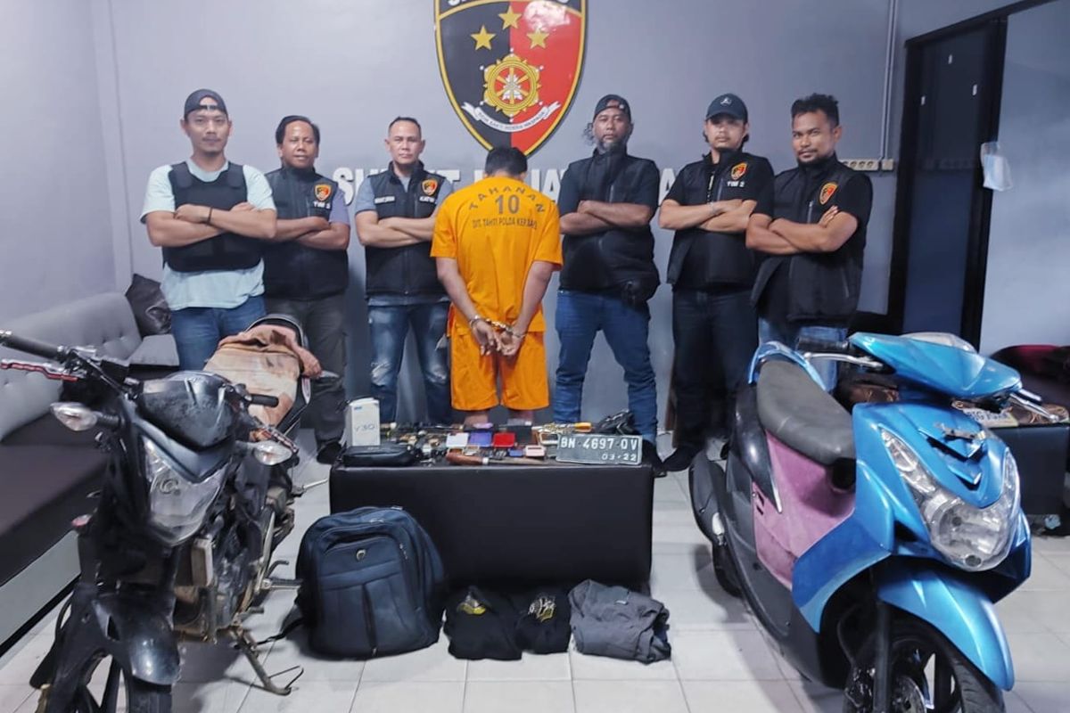 Aksi Terekam CCTV, Pria di Pangkalpinang Bobol Konter HP dan Curi Motor