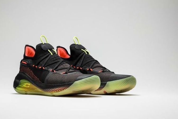 Steph Curry Bagi-bagi Sepatu Bertandatangan Dirinya