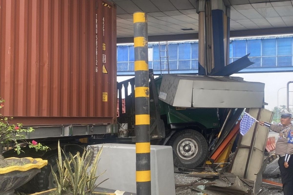Sopir Diduga Mengantuk, Truk Trailer Tabrak Gardu Tol Waru Sidoarjo