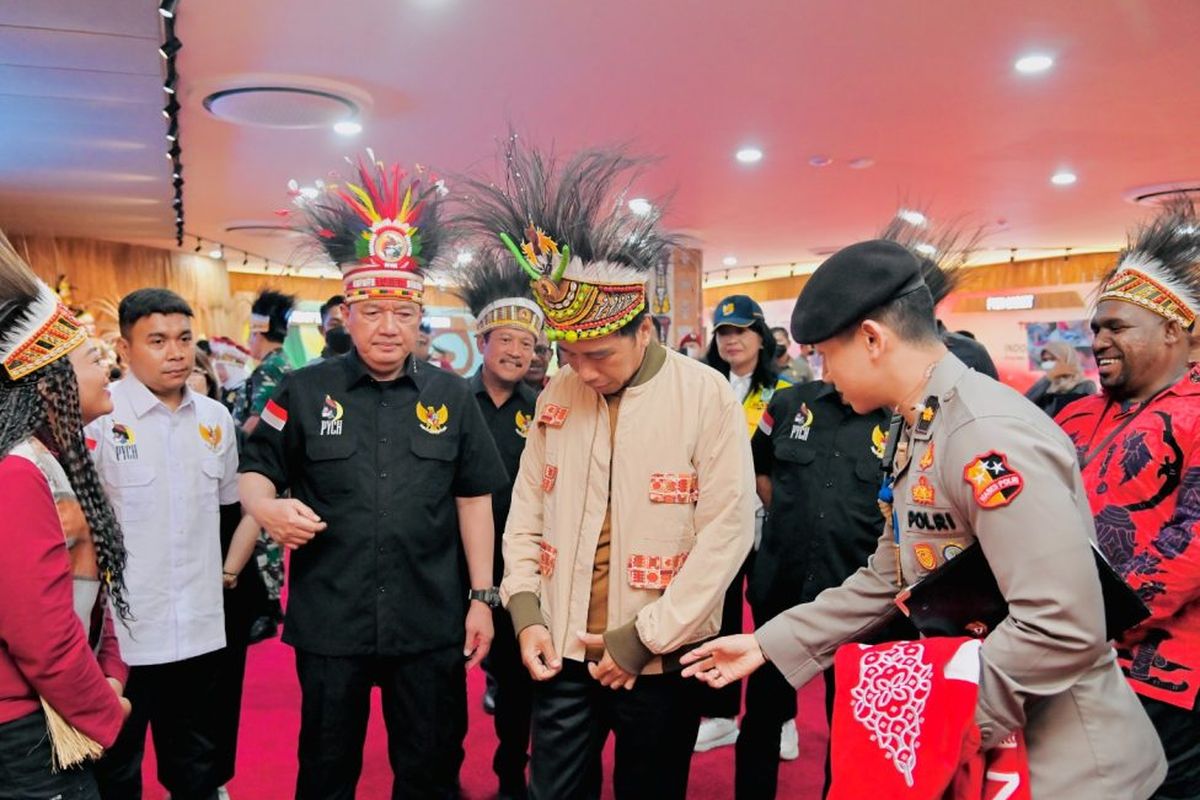 Saat Presiden Jokowi Kenakan Jaket Hadiah dari Perancang Busana Asli ...