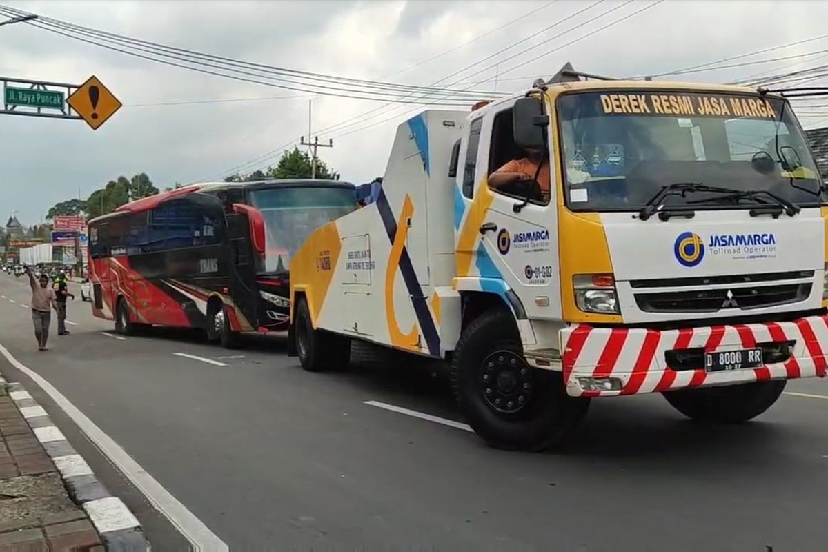 Bus Wisata Mogok Bikin Macet di Puncak, Penumpangnya Lanjut Pakai Angkot