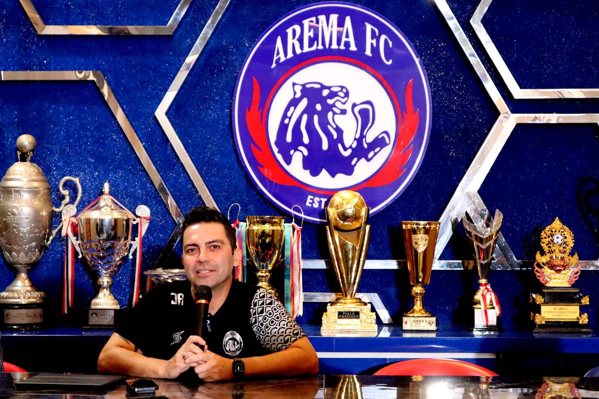 Javier Roca Coba Berjalan Pelan dari Luka Tragedi Kanjuruhan