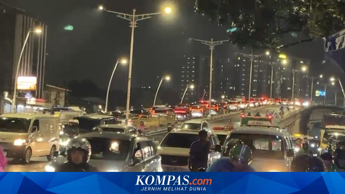 Macet Parah di Tanah Abang Saat Hujan, Warga Pilih Transportasi Umum ...