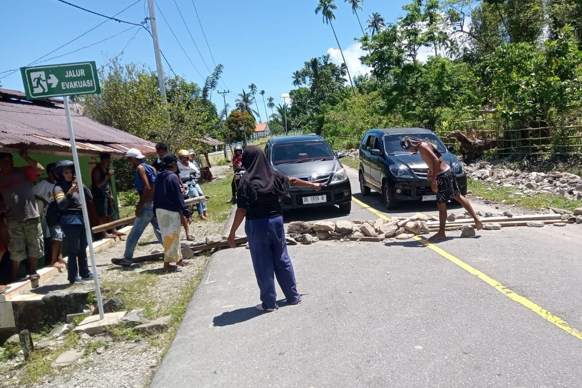 Jalan Trans Seram Dibuka Usai 6 Jam Diblokade, Polisi: Kendaraan Sudah ...
