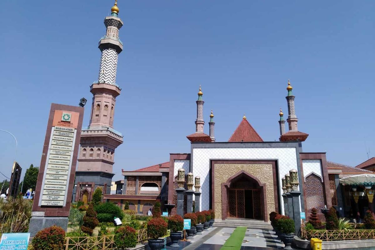 6 Pesona Masjid Raya At Taqwa Cirebon, Punya Gerbang Unik