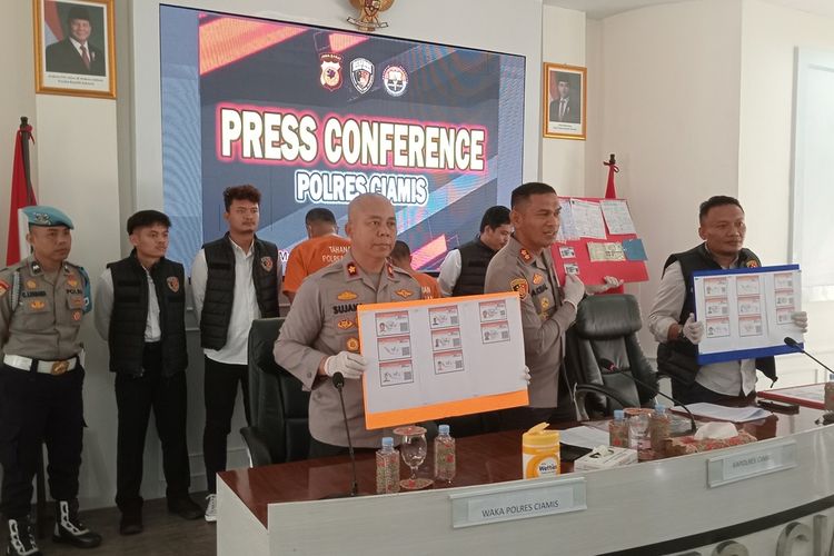 Foto : Sopir Truk di Ciamis Kedapatan Bawa SIM B II Palsu, Dicetak di ...