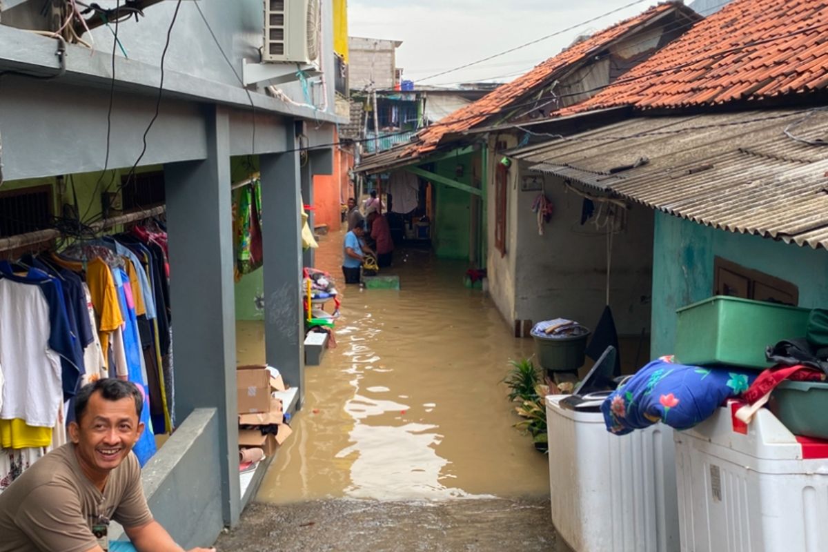 Banjir Kiriman Rendam Ratusan Rumah di Bekasi, Warga Mengungsi di Pinggir Jalan