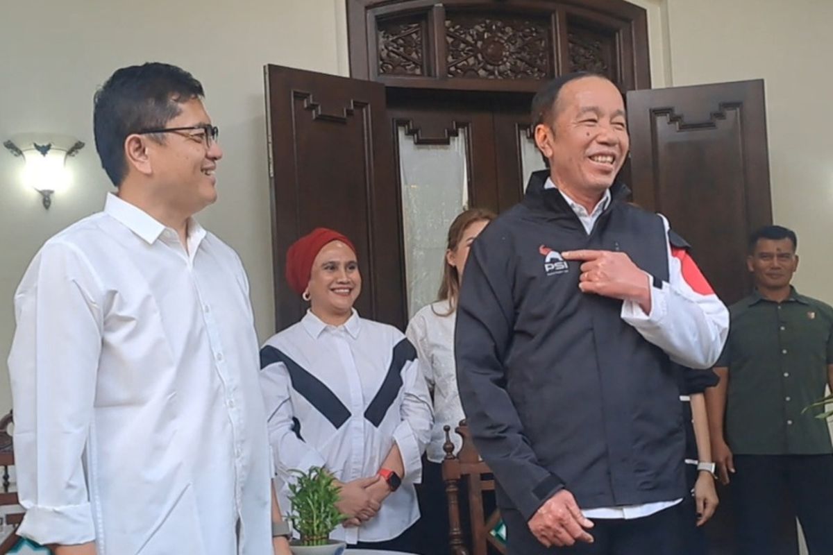 Jokowi Kenakan Jaket Baru PSI, Isyarat Jadi Dewan Pembina?