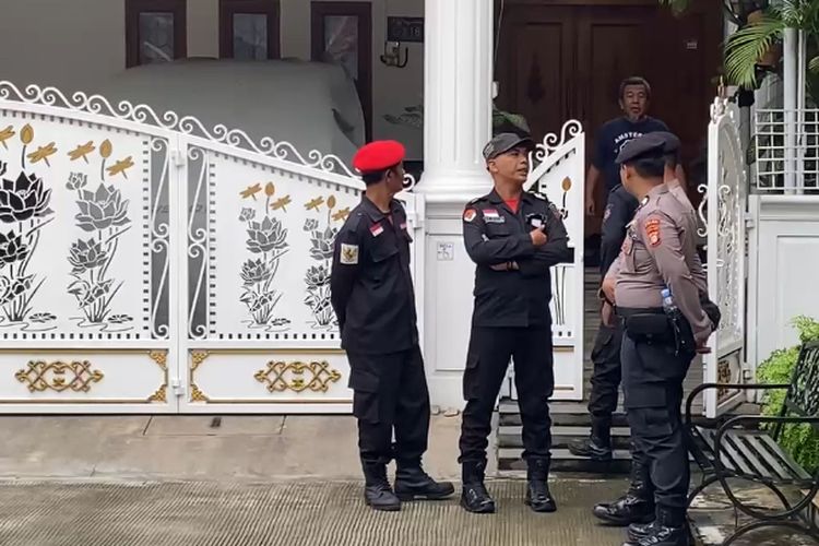 Momen Anggota Polri dan Satgas Cakra Buana PDI-P Berbincang Santai Saat ...