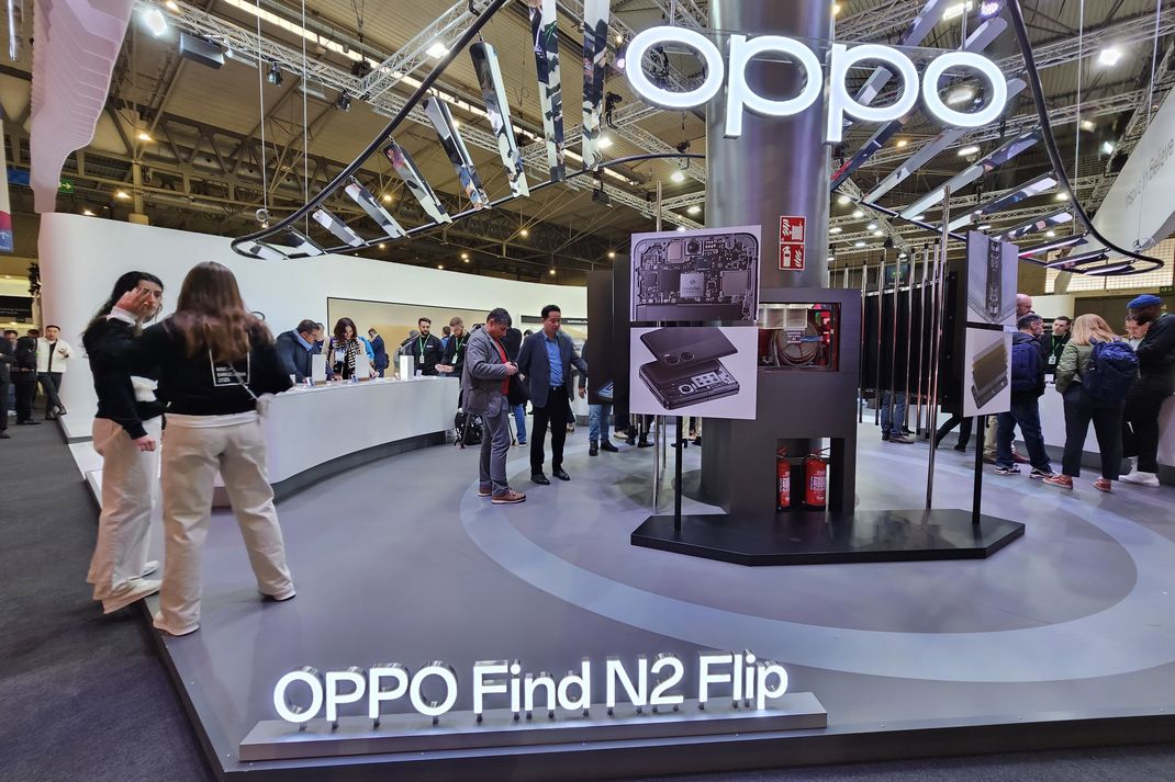 Menggenggam Ponsel Lipat Oppo Find N2 Flip di MWC 2023