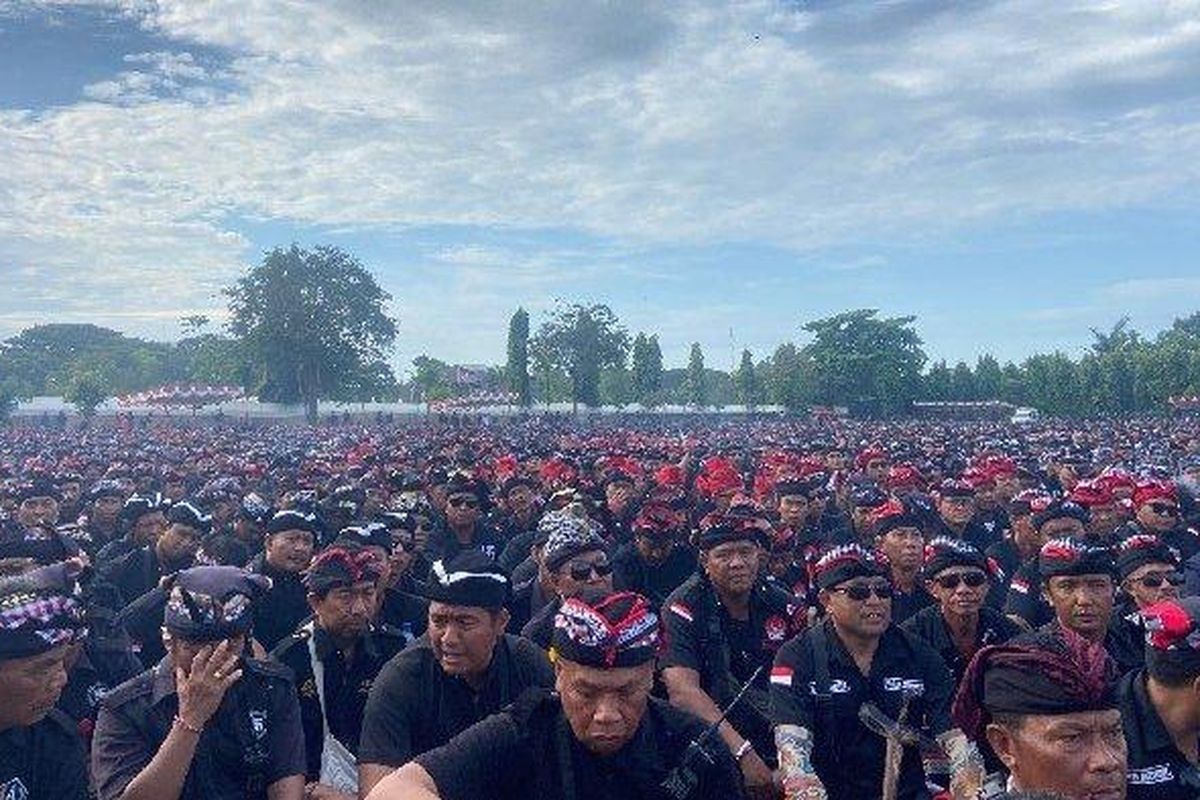 13.000 Pecalang Adat di Seluruh Daerah Bali Berkumpul di Lapangan Renon ...