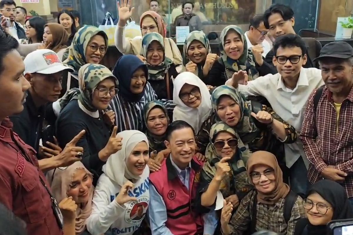 Tom Lembong Rela Lesehan demi Layani Emak-emak Foto Bersama Usai Sidang