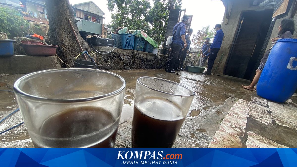 Secangkir Kopi untuk Petugas Damkar di Tengah Material Lumpur Banjir ...
