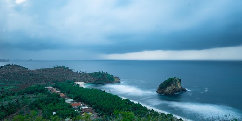 Beach Destinations in Indonesia’s East Java Remain Open after Strong Quake