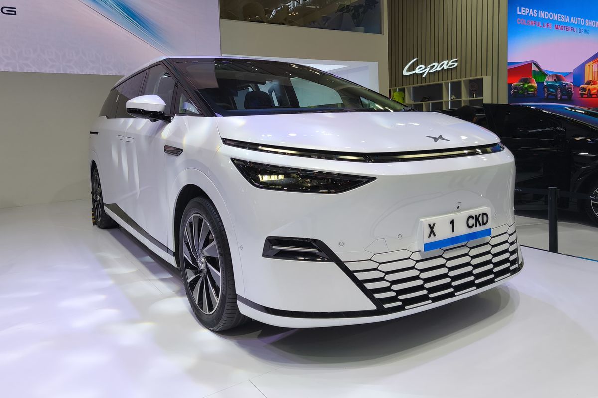 Adu Mewah MPV Listrik Premium: Denza D9 Vs Xpeng X9