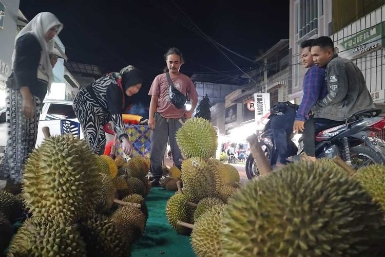 Foto : Musim Durian Tangse di Aceh, Ada Tradisi Pedagang Ganti Buah Busuk