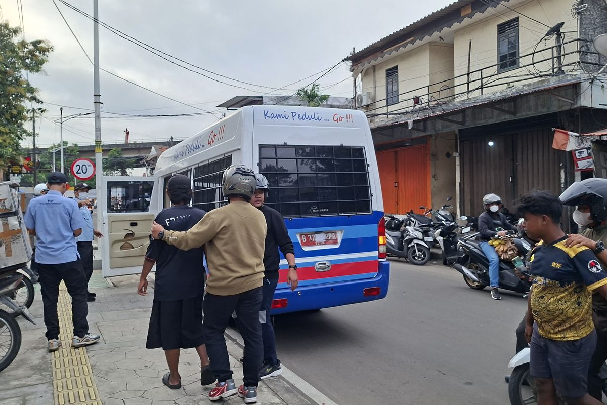 Pak Ogah yang Kerap Tutup Paksa Jalan Jakbar Dirazia, Pedagang Liar ...