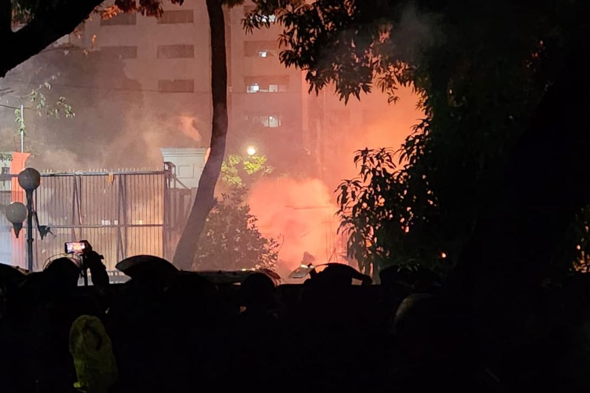 Update Situasi Demo di DPR Pukul 21.30 WIB: Massa dan Polisi Bertahan