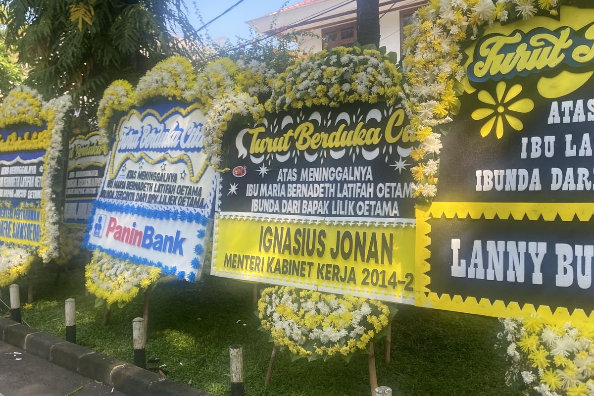 Suasana Rumah Duka Maria Bernadeth Latifah Oetama, Dipenuhi Karangan ...