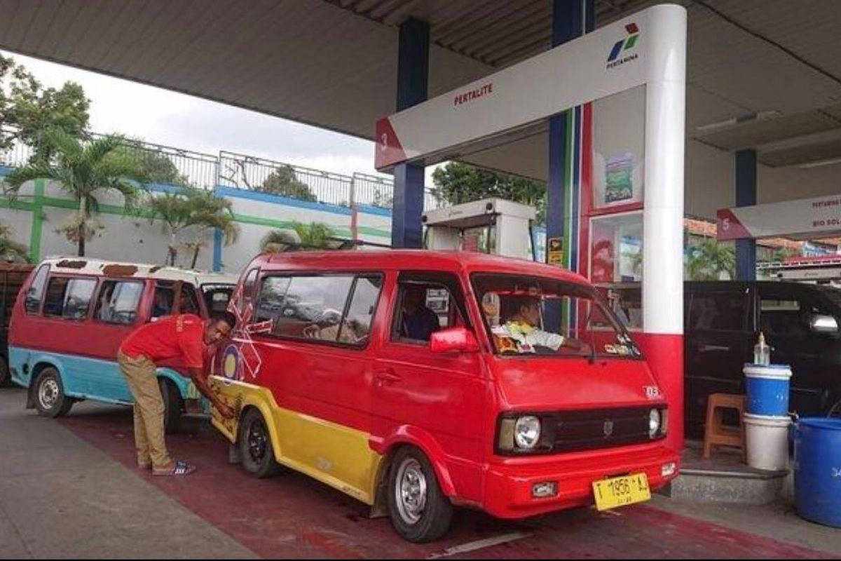 Pilu Sopir Angkot di Purwakarta, Pasrah Penumpang Berkurang, Bayar ...