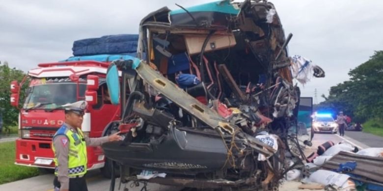 Berita Terkini Harian Tabrakan Bus Vs Truk Di Tol Cipali Terbaru Hari ... Berita Terkini Harian Tabrakan Bus Vs Truk Di Tol Cipali Terbaru Hari ...