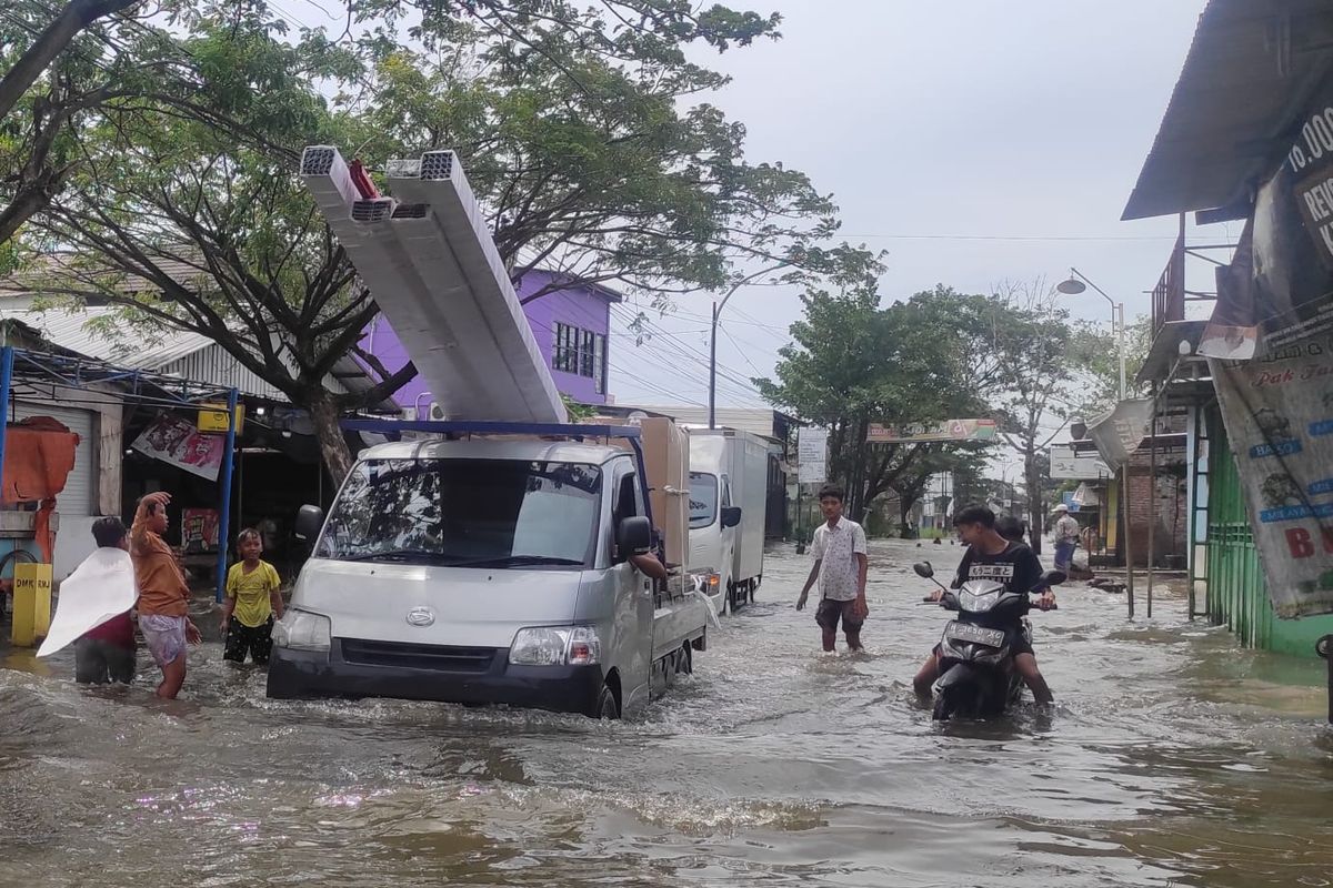 Pesepeda Motor Jangan Nekat Terjang Banjir di Jalan Alternatif Semarang-Demak