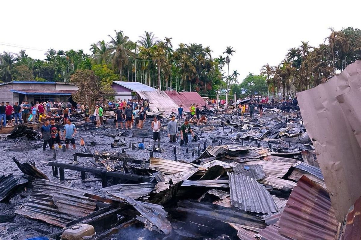 Kebakaran Hebat di Desa Simpang Gaung Inhil, 15 Rumah Warga Rata dengan ...