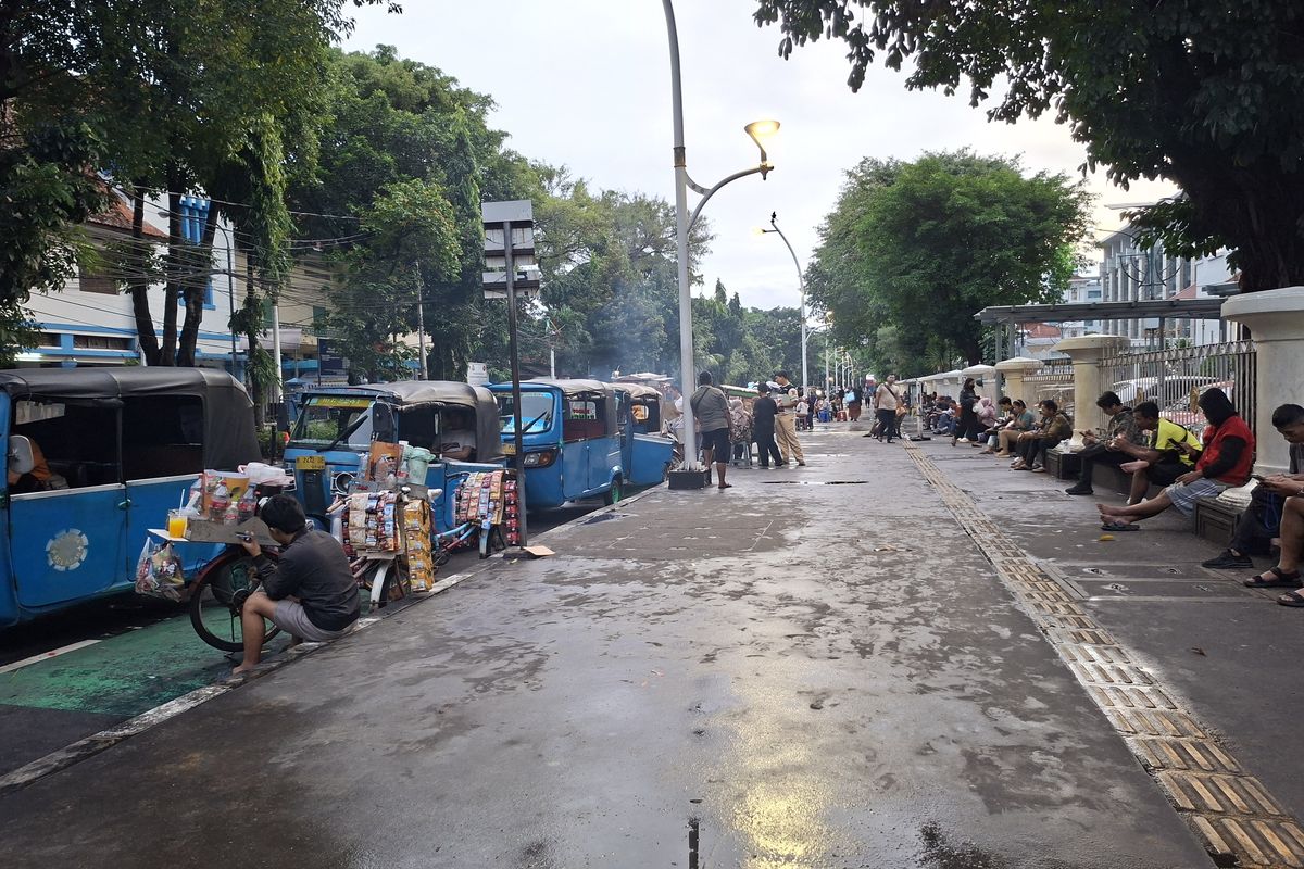 Tak Merasa Bersalah Ngetem di Jalur Sepeda RSCM, Sopir Bajaj: Enggak ...