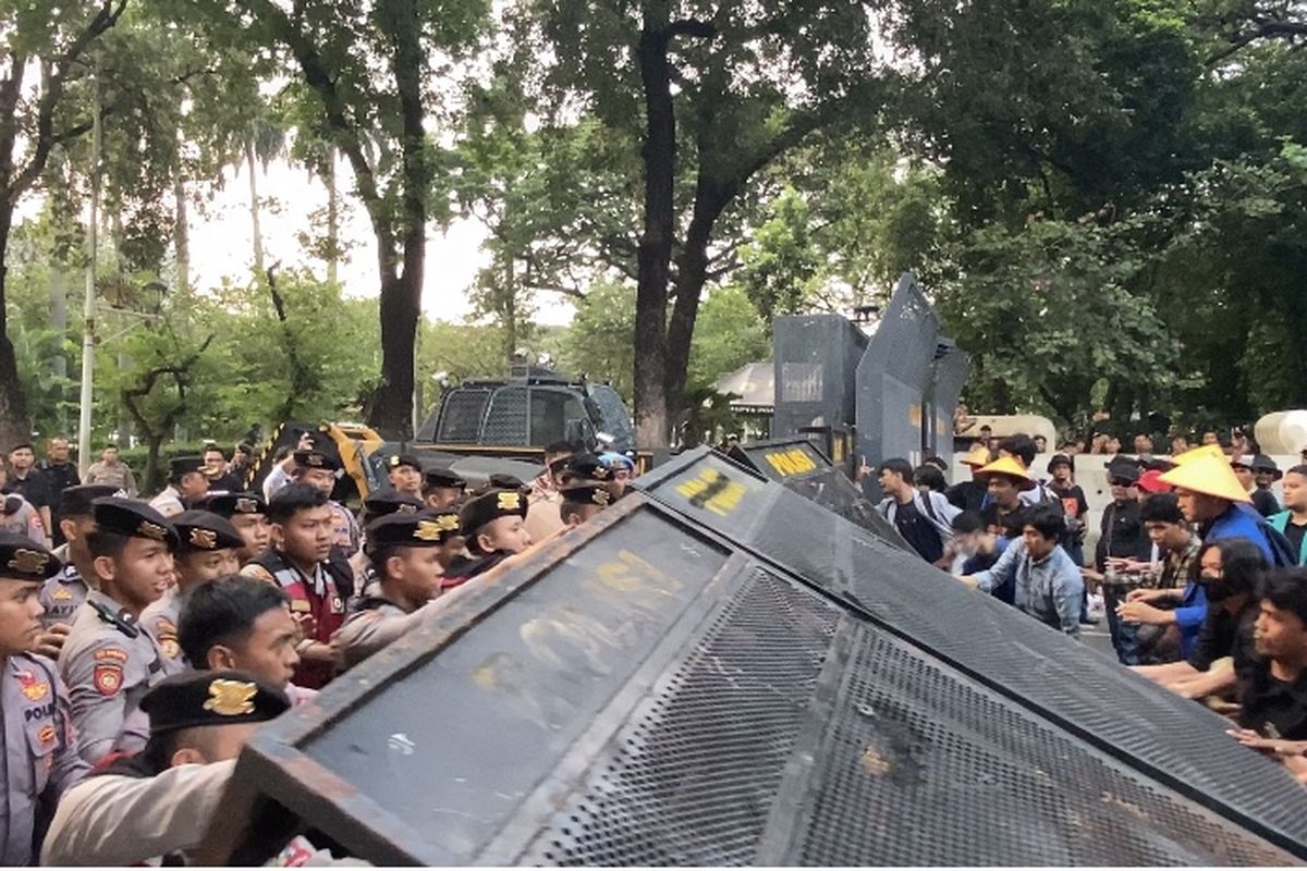 Demo Hari Tani di Monas Sempat Memanas Saat Massa Dorong Barikade Polisi