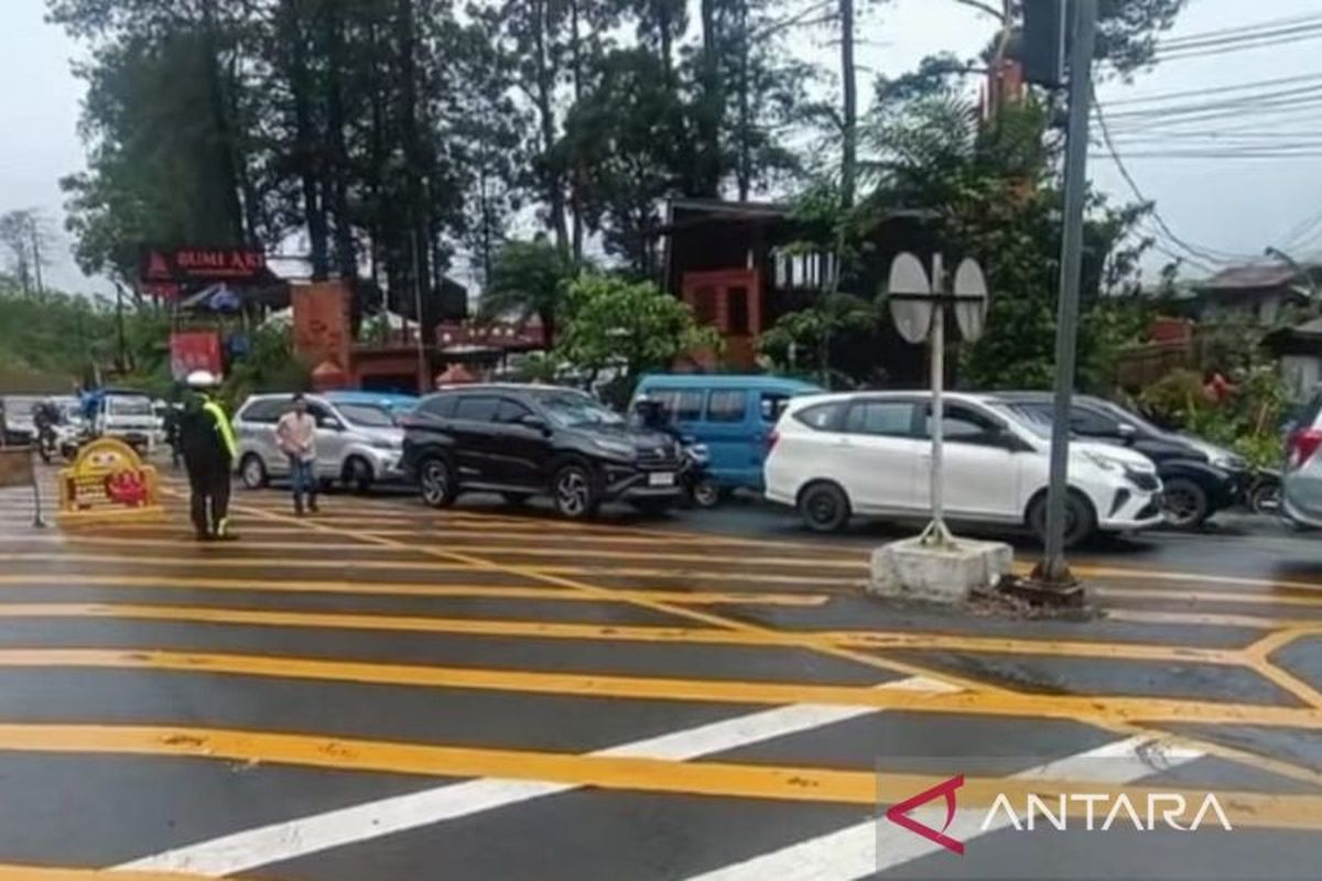 Jalur Puncak Macet, Antrean Kendaraan 12 Kilometer