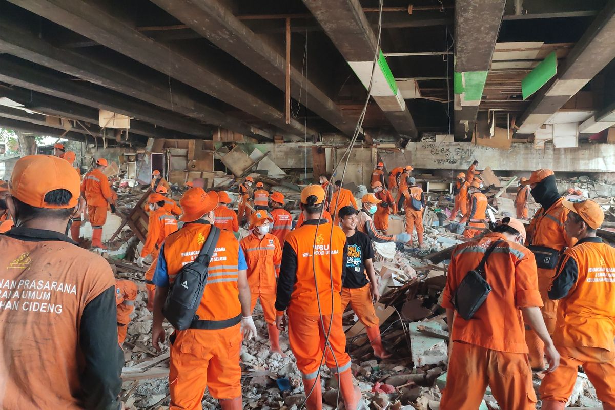 Usai 90 Bangunan Dibongkar, Kolong Flyover Tomang Dibersihkan Petugas ...