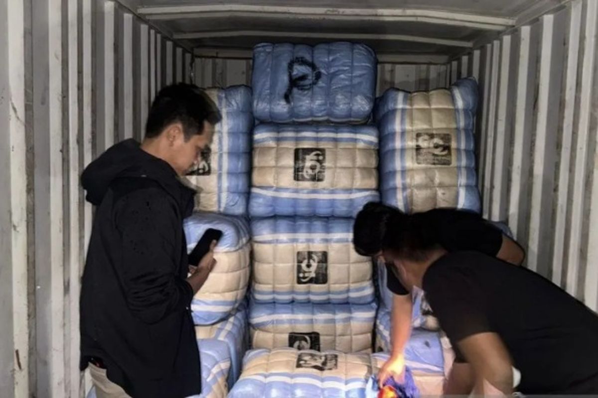Polisi Gerebek 207 Balpres Pakaian Bekas Impor Ilegal