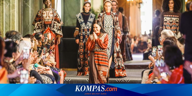 Memadukan Gaya Tradisional dan Modern, Tenun Sumba Melenggang di Paris
