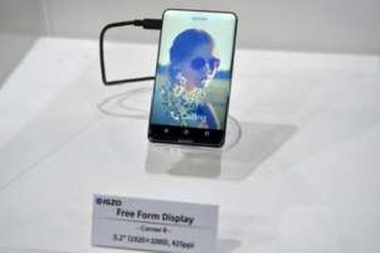 Sharp Pamerkan Corner R, Ponsel Android Tanpa "Bezel"