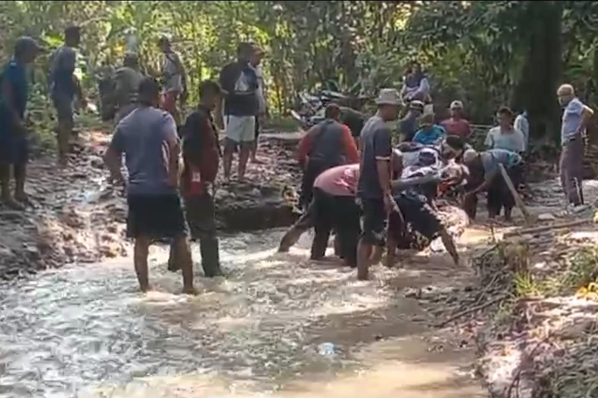 Puluhan Tahun Dibiarkan, Jalan Rusak di Maluku Diperbaiki Sendiri oleh Warga
