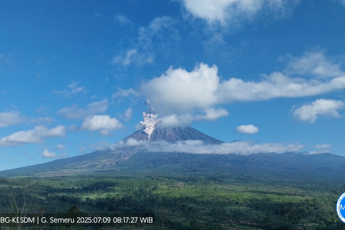 Gunung Semeru Letuskan Asap Tebal Setinggi 1.000 Meter Disertai Awan Panas Sejauh 4.000 Meter