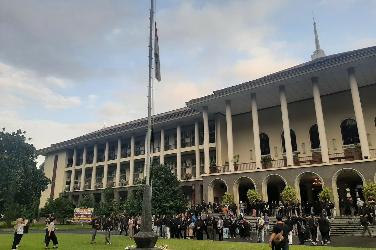 UGM Kibarkan Bendera Setengah Tiang, Doakan 2 Mahasiswa KKN yang Tewas ...