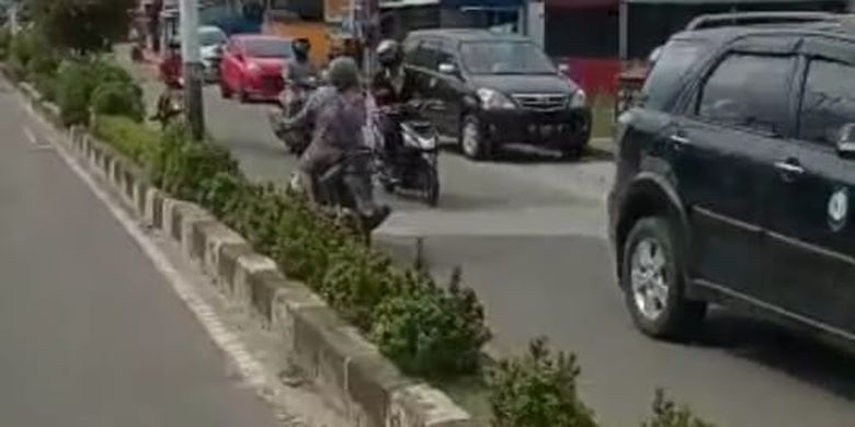 Berita Harian Nenek-berdaster-kendarai-motor-lawan-arus Terbaru Hari ... Berita Harian Nenek-berdaster-kendarai-motor-lawan-arus Terbaru Hari ...