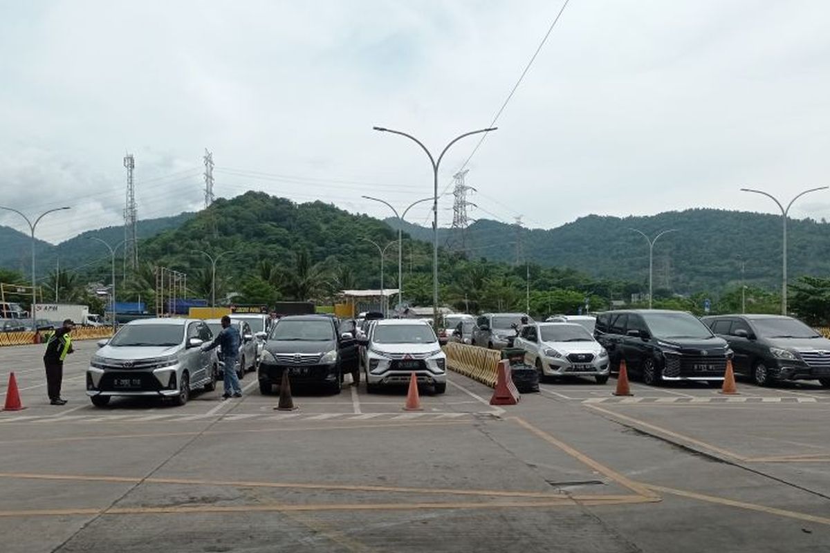Pelabuhan Merak Ditutup Akibat Cuaca Ekstrem, Penumpukan Kendaraan ...