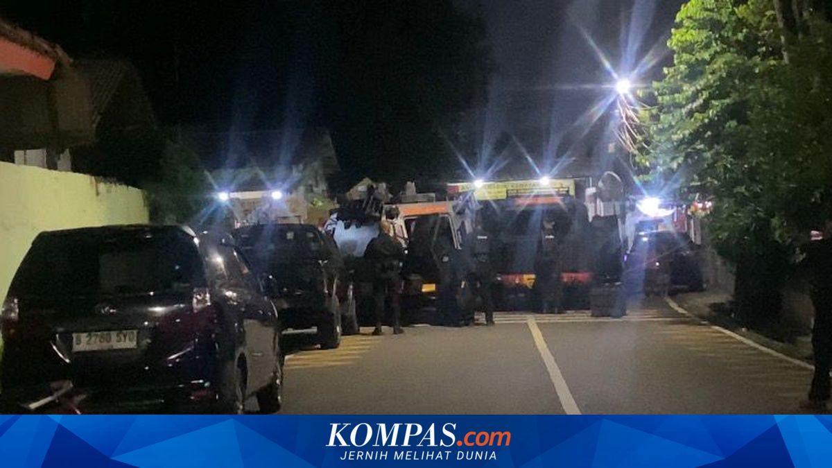 Sejumlah Brimob Bawa Barang dari Lokasi Ledakan SMAN 72 Jakarta