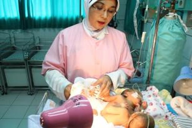 Bayi Kembar Dempet Dirujuk ke RS Surabaya