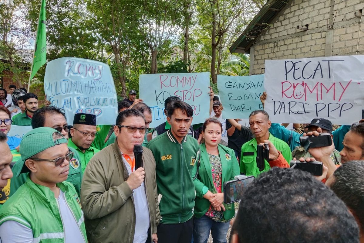 Gelar Unjuk Rasa, DPC PPP se-NTT Tuntut Rommy Dipecat