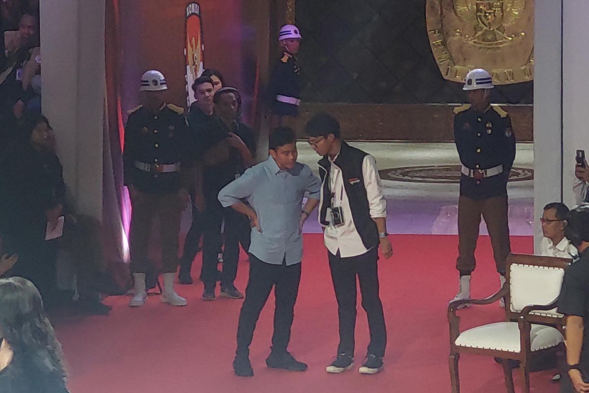 Jeda Debat Capres, Gibran Terlihat Ngobrol dengan Alam Ganjar