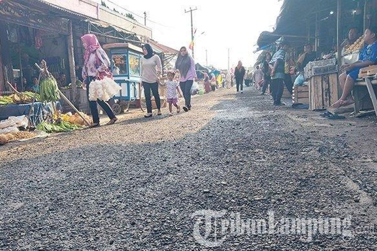 Dikunjungi Jokowi, Jalan di Pasar Natar Lampung Diperbaiki dalam Waktu ...