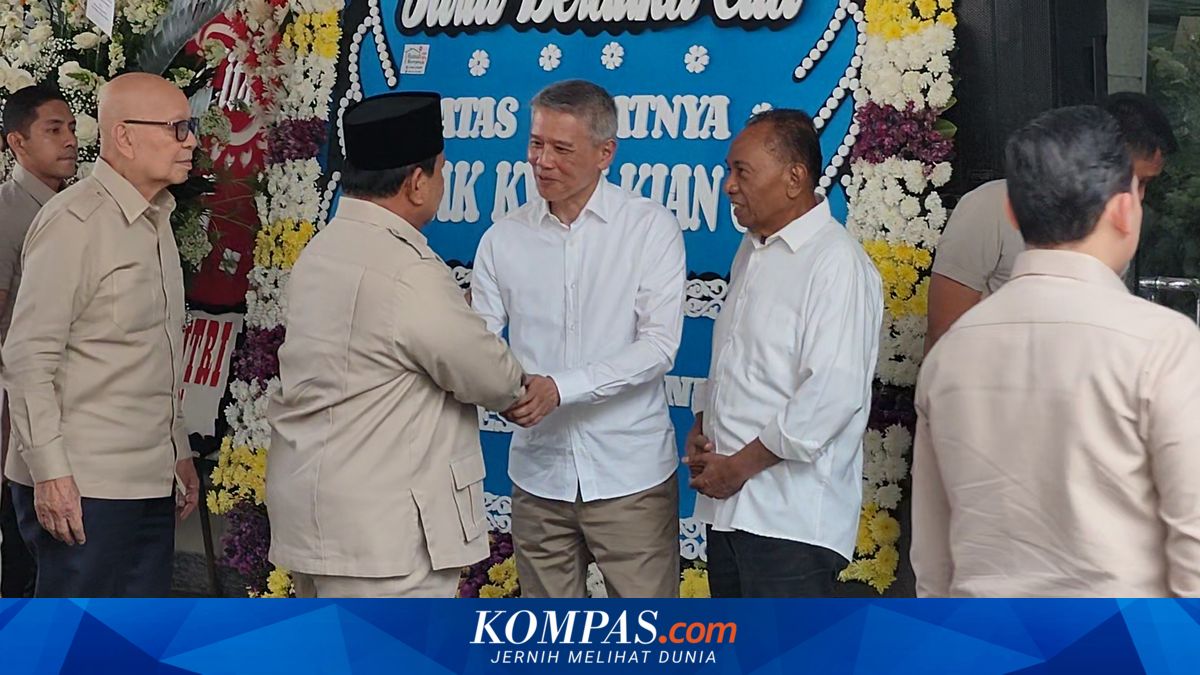 Prabowo Beri Hormat di Depan Peti Jenazah Kwik Kian Gie
