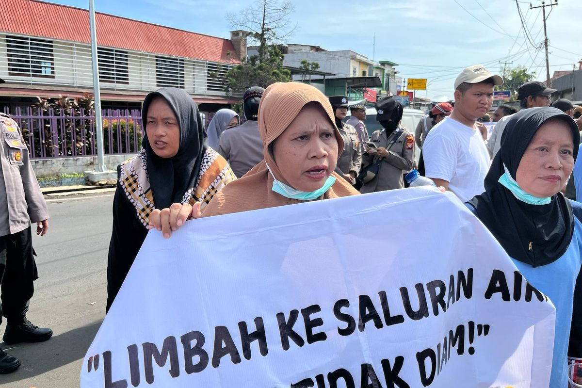 Air Tanah Tercemar Limbah Pabrik, Warga Depok Terpaksa Beli Air Kemasan buat Masak