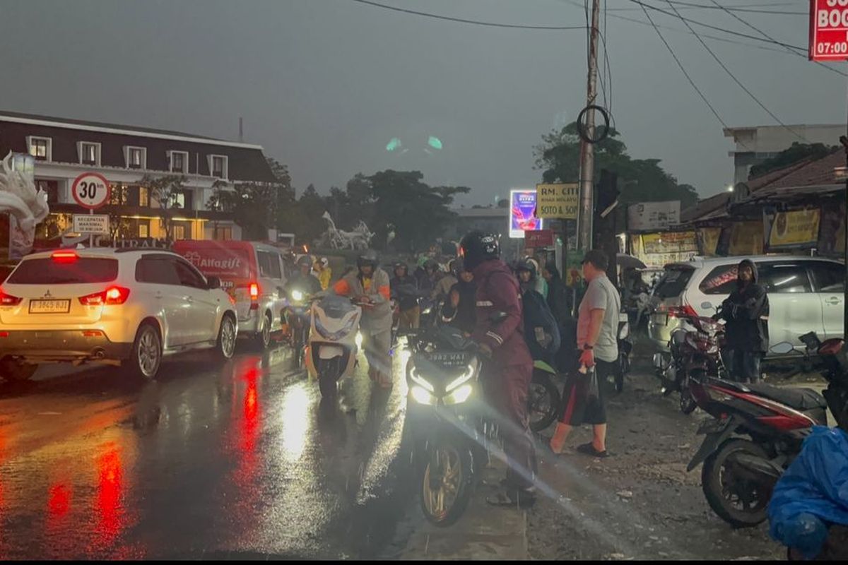 Jalan Merpati Raya Ciputat Banjir, Arus Lalu Lintas Lumpuh