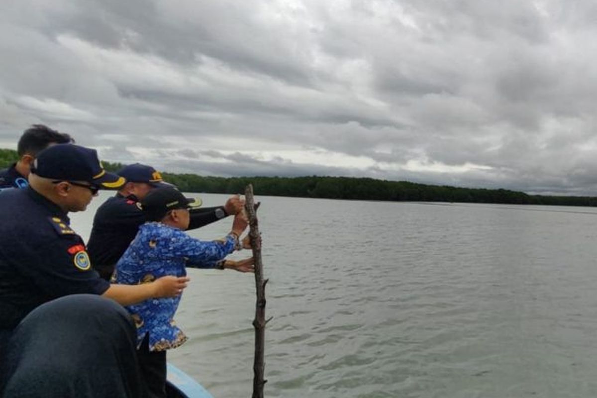 Ada Patok Dipasang di Laut Bontang, Jumlahnya Puluhan